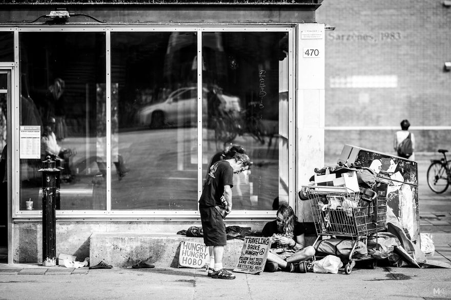 While You Ignored These 30 Uncomfortable Situations, This Photographer ...