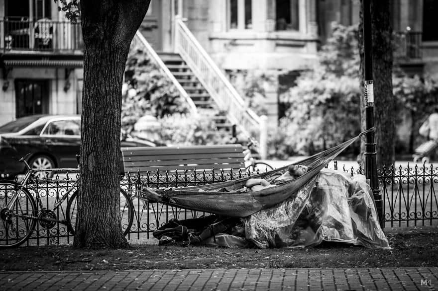 While You Ignored These 30 Uncomfortable Situations, This Photographer ...